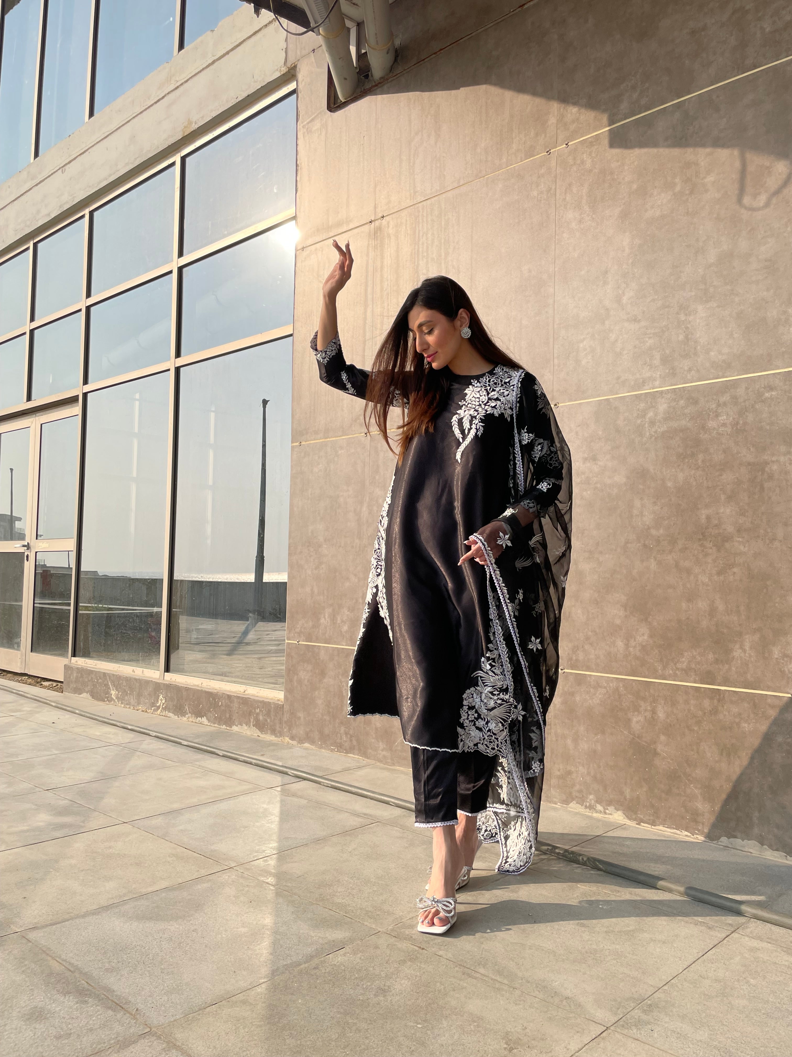 GARA BLACK – Shahnaz Anis